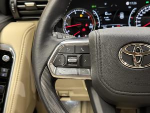 Black Toyota Land Cruiser 2022 in Riga, with an engine capacity of 3.30 L and mileage of 3 thousand km for 135000 €, photo 24 on AUTOMOTO.COM.LV