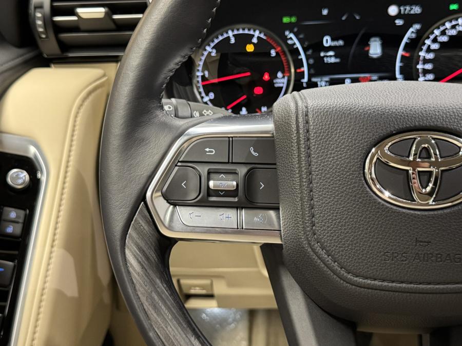 Black Toyota Land Cruiser 2022 in Riga, with an engine capacity of 3.30 L and mileage of 3 thousand km for 135000 €, photo 24 on AUTOMOTO.COM.LV