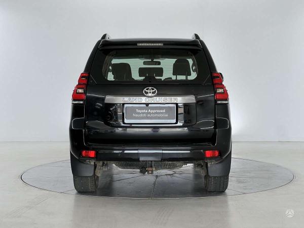 Black Toyota Land Cruiser 2022 in Vilnius, with an engine capacity of 2.76 L and mileage of 123 thousand km for 39900 €, photo 4 on AUTOMOTO.COM.LV