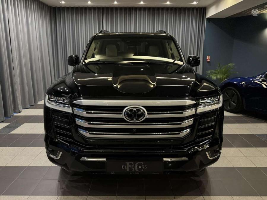 Melns Toyota Land Cruiser 2022 Rīga, ar dzinēja tilpumu 3.35 L un nobraukumu 3 tūkst. km par 129990 €, foto 3 vietnē AUTOMOTO.COM.LV