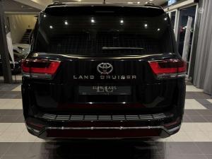 Melns Toyota Land Cruiser 2022 Rīga, ar dzinēja tilpumu 3.35 L un nobraukumu 3 tūkst. km par 129990 €, foto 6 vietnē AUTOMOTO.COM.LV