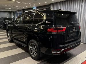 Melns Toyota Land Cruiser 2022 Rīga, ar dzinēja tilpumu 3.35 L un nobraukumu 3 tūkst. km par 129990 €, foto 7 vietnē AUTOMOTO.COM.LV