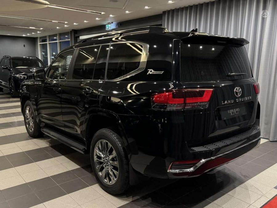 Melns Toyota Land Cruiser 2022 Rīga, ar dzinēja tilpumu 3.35 L un nobraukumu 3 tūkst. km par 129990 €, foto 7 vietnē AUTOMOTO.COM.LV