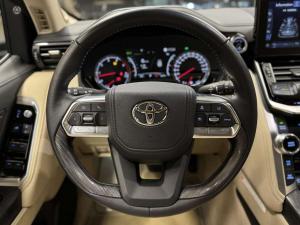 Melns Toyota Land Cruiser 2022 Rīga, ar dzinēja tilpumu 3.35 L un nobraukumu 3 tūkst. km par 129990 €, foto 17 vietnē AUTOMOTO.COM.LV