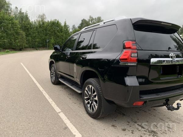 Melns Toyota Land Cruiser 2023 Jēkabpils, ar dzinēja tilpumu 2.80 L un nobraukumu 28 tūkst. km par 53000 €, foto 2 vietnē AUTOMOTO.COM.LV