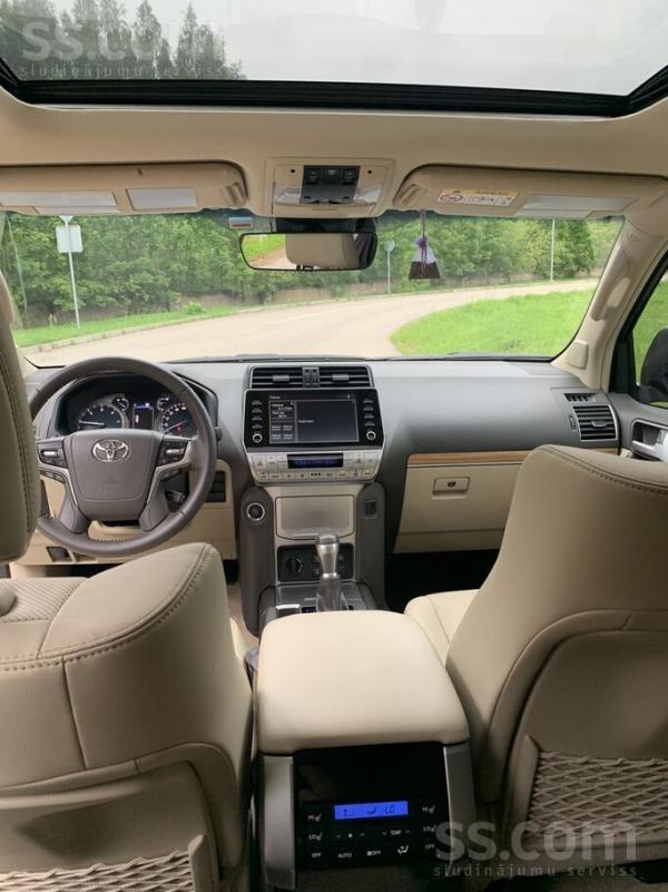 Melns Toyota Land Cruiser 2023 Jēkabpils, ar dzinēja tilpumu 2.80 L un nobraukumu 28 tūkst. km par 53000 €, foto 5 vietnē AUTOMOTO.COM.LV
