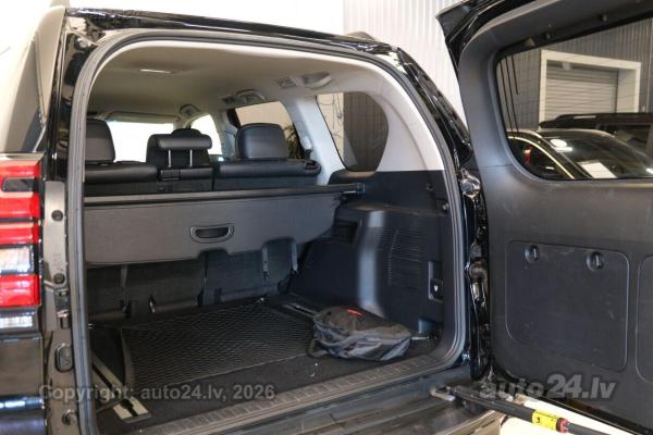 Melns Toyota Land Cruiser 2023 Tallina, ar dzinēja tilpumu 2.80 L un nobraukumu 51 tūkst. km par 59900 €, foto 11 vietnē AUTOMOTO.COM.LV