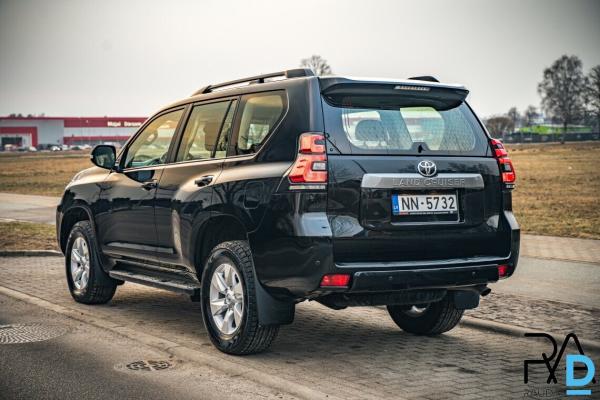 Black Toyota Land Cruiser 2023 in Riga, with an engine capacity of 2.80 L and mileage of 30 thousand km for 52990 €, photo 2 on AUTOMOTO.COM.LV