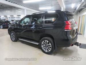 Melns Toyota Land Cruiser 2023 Tallina, ar dzinēja tilpumu 2.80 L un nobraukumu 197 tūkst. km par 53900 €, foto 2 vietnē AUTOMOTO.COM.LV