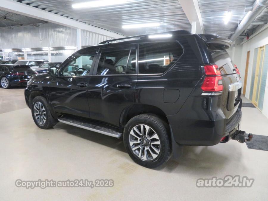 Melns Toyota Land Cruiser 2023 Tallina, ar dzinēja tilpumu 2.80 L un nobraukumu 197 tūkst. km par 53900 €, foto 2 vietnē AUTOMOTO.COM.LV