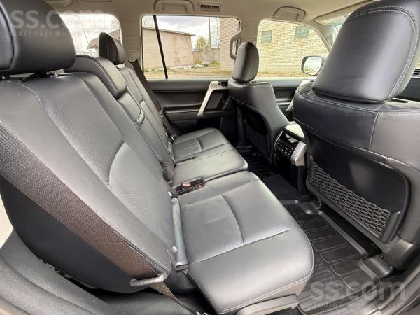 Black Toyota Land Cruiser 2023 in Daugavpils, with an engine capacity of 2.80 L and mileage of 58 thousand km for 52000 €, photo 7 on AUTOMOTO.COM.LV