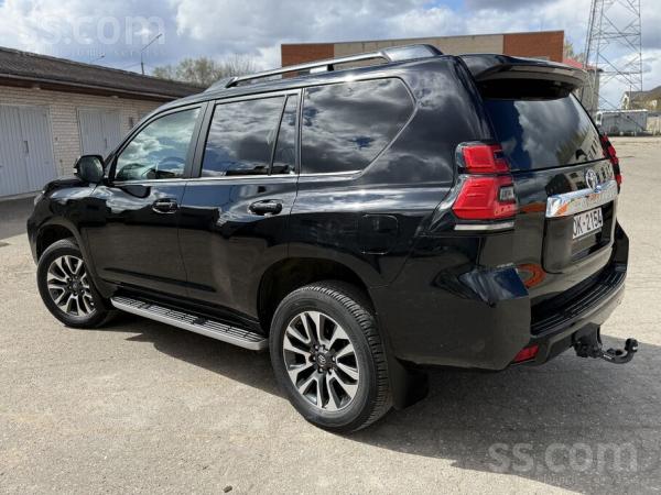 Black Toyota Land Cruiser 2023 in Daugavpils, with an engine capacity of 2.80 L and mileage of 58 thousand km for 50000 €, photo 3 on AUTOMOTO.COM.LV