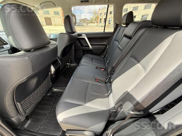 Black Toyota Land Cruiser 2023 in Daugavpils, with an engine capacity of 2.80 L and mileage of 58 thousand km for 50000 €, photo 9 on AUTOMOTO.COM.LV