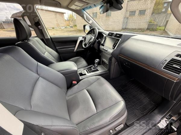 Black Toyota Land Cruiser 2023 in Daugavpils, with an engine capacity of 2.80 L and mileage of 58 thousand km for 50000 €, photo 10 on AUTOMOTO.COM.LV