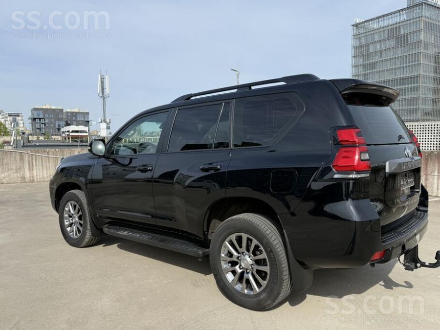 Melns Toyota Land Cruiser 2023 Rīga, ar dzinēja tilpumu 2.80 L un nobraukumu 62 tūkst. km par 50500 €, foto 5 vietnē AUTOMOTO.COM.LV