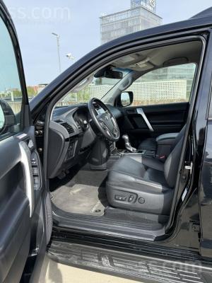 Melns Toyota Land Cruiser 2023 Rīga, ar dzinēja tilpumu 2.80 L un nobraukumu 62 tūkst. km par 50500 €, foto 23 vietnē AUTOMOTO.COM.LV