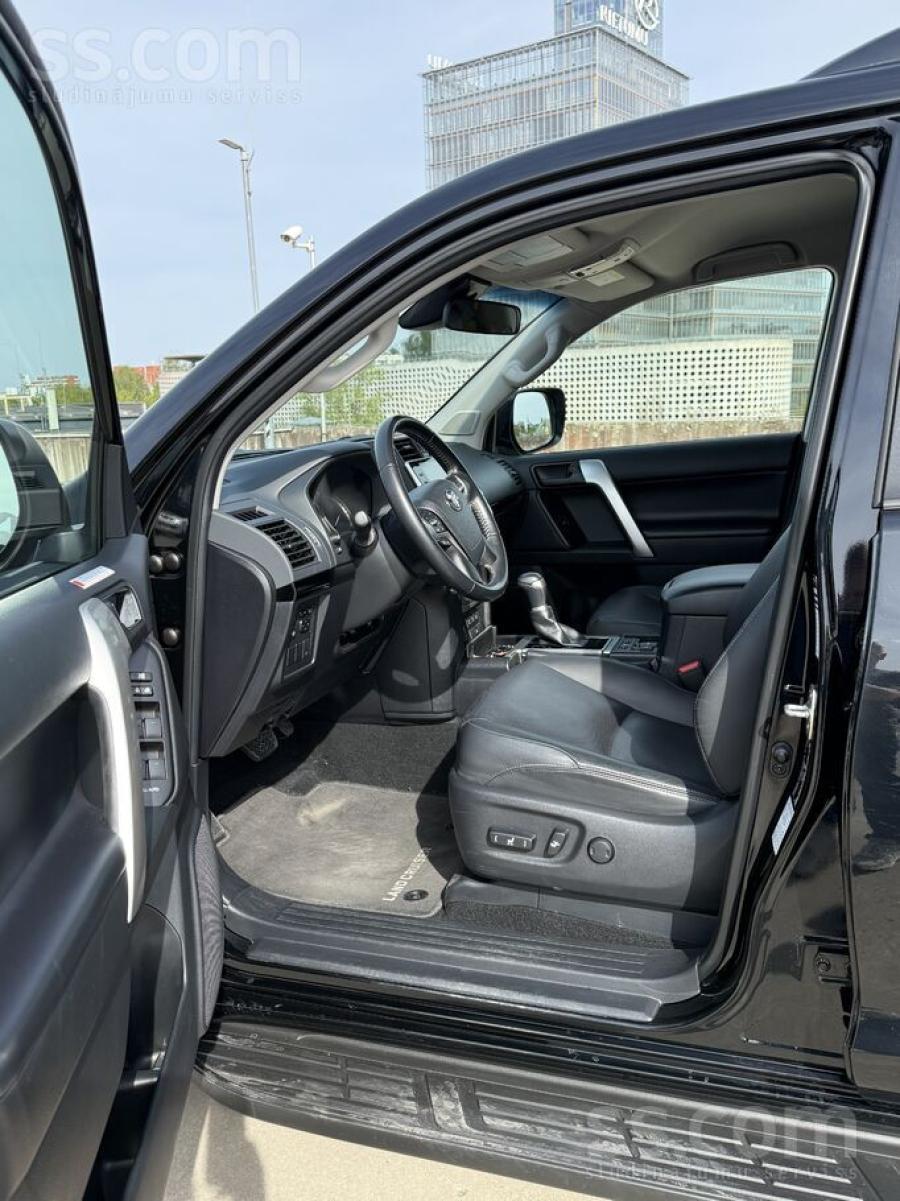 Melns Toyota Land Cruiser 2023 Rīga, ar dzinēja tilpumu 2.80 L un nobraukumu 62 tūkst. km par 50500 €, foto 23 vietnē AUTOMOTO.COM.LV