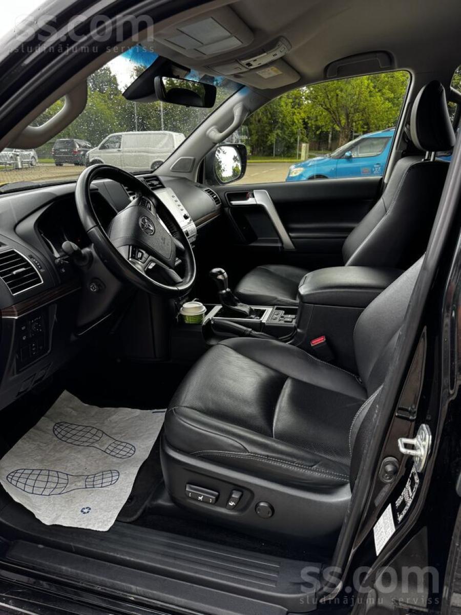 Black Toyota Land Cruiser 2023 in Jurmala, with an engine capacity of 2.80 L and mileage of 88 thousand km for 49900 €, photo 7 on AUTOMOTO.COM.LV