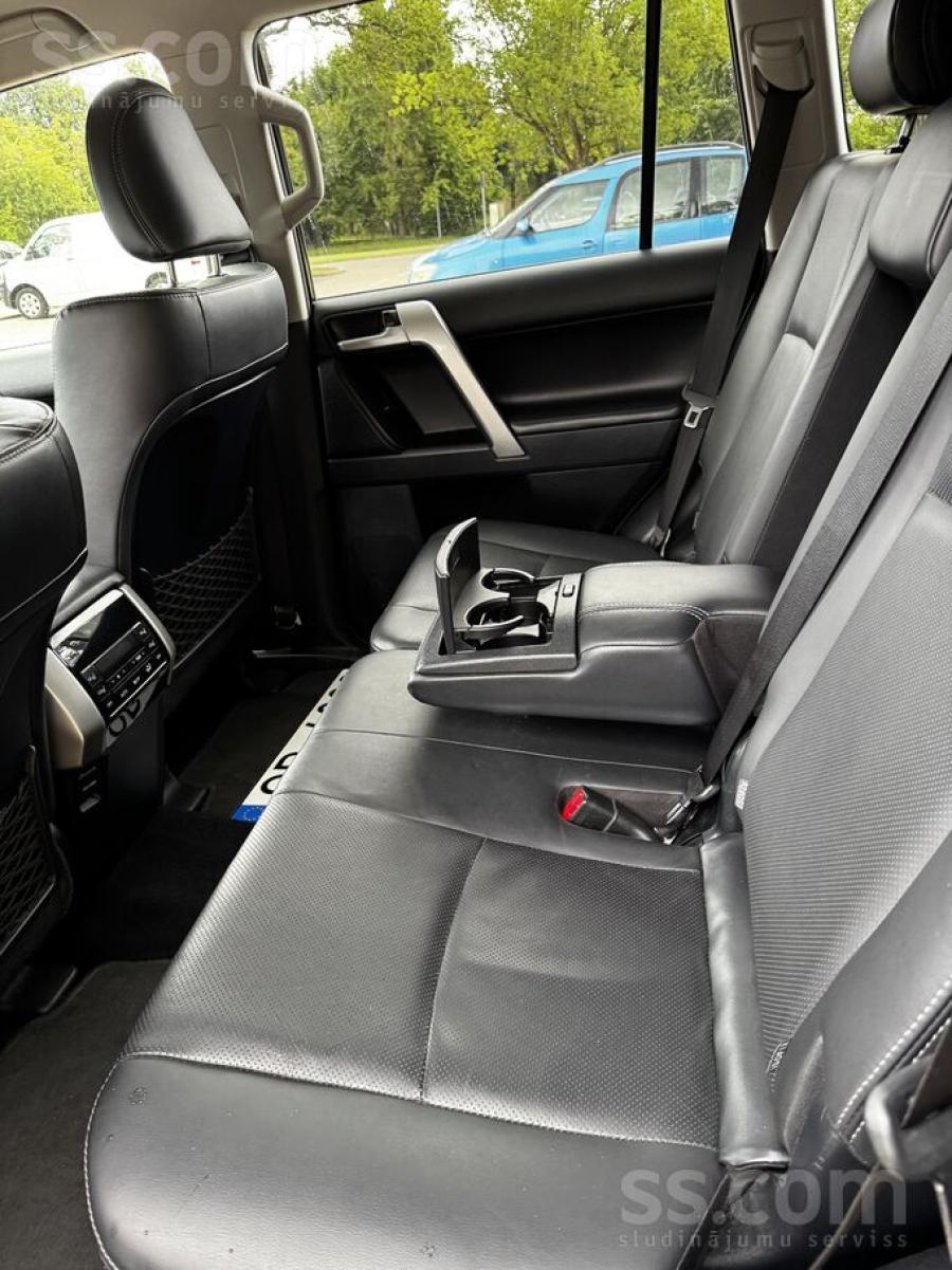 Black Toyota Land Cruiser 2023 in Jurmala, with an engine capacity of 2.80 L and mileage of 88 thousand km for 49900 €, photo 8 on AUTOMOTO.COM.LV