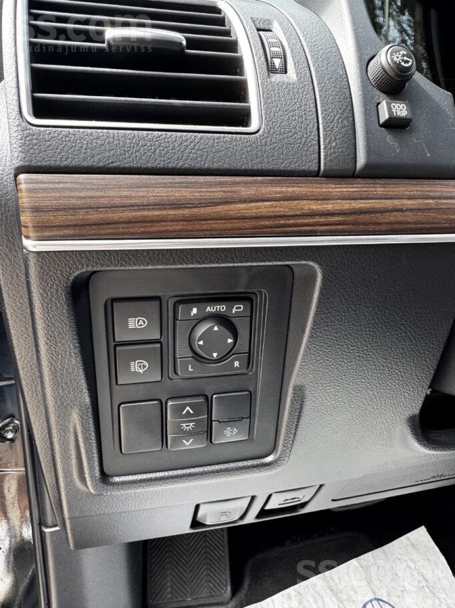 Black Toyota Land Cruiser 2023 in Jurmala, with an engine capacity of 2.80 L and mileage of 88 thousand km for 49900 €, photo 11 on AUTOMOTO.COM.LV