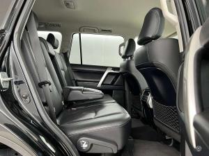 Black Toyota Land Cruiser 2023 in Vilnius, with an engine capacity of 2.76 L and mileage of 91 thousand km for 49900 €, photo 8 on AUTOMOTO.COM.LV