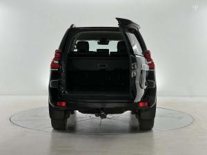 Black Toyota Land Cruiser 2023 in Vilnius, with an engine capacity of 2.76 L and mileage of 91 thousand km for 49900 €, photo 11 on AUTOMOTO.COM.LV