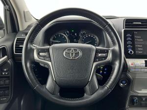 Black Toyota Land Cruiser 2023 in Vilnius, with an engine capacity of 2.76 L and mileage of 91 thousand km for 49900 €, photo 13 on AUTOMOTO.COM.LV