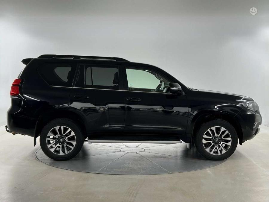 Black Toyota Land Cruiser 2023 in Vilnius, with an engine capacity of 2.76 L and mileage of 91 thousand km for 49900 €, photo 17 on AUTOMOTO.COM.LV