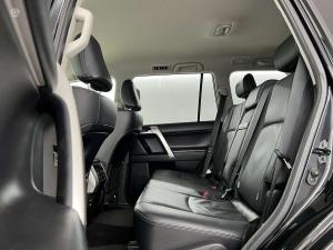 Black Toyota Land Cruiser 2023 in Vilnius, with an engine capacity of 2.76 L and mileage of 91 thousand km for 49900 €, photo 20 on AUTOMOTO.COM.LV