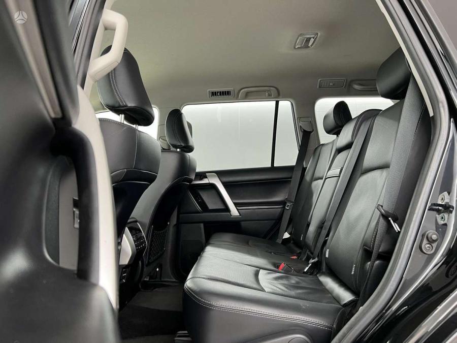 Black Toyota Land Cruiser 2023 in Vilnius, with an engine capacity of 2.76 L and mileage of 91 thousand km for 49900 €, photo 20 on AUTOMOTO.COM.LV