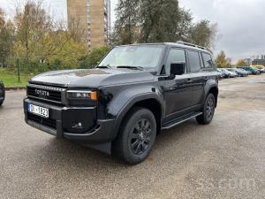Black Toyota Land Cruiser 2025 in Riga, with an engine capacity of 2.80 L and mileage of 5 thousand km for 74400 €, photo 2 on AUTOMOTO.COM.LV