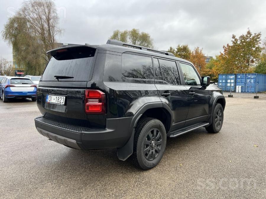 Black Toyota Land Cruiser 2025 in Riga, with an engine capacity of 2.80 L and mileage of 5 thousand km for 74400 €, photo 5 on AUTOMOTO.COM.LV