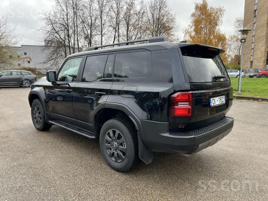 Black Toyota Land Cruiser 2025 in Riga, with an engine capacity of 2.80 L and mileage of 5 thousand km for 74400 €, photo 6 on AUTOMOTO.COM.LV