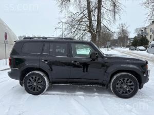 Black Toyota Land Cruiser 2025 in Riga, with an engine capacity of 2.80 L and mileage of 26 thousand km for 73500 €, photo 4 on AUTOMOTO.COM.LV