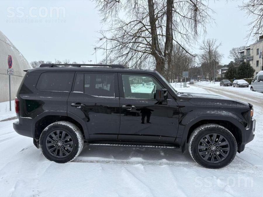 Black Toyota Land Cruiser 2025 in Riga, with an engine capacity of 2.80 L and mileage of 26 thousand km for 73500 €, photo 4 on AUTOMOTO.COM.LV