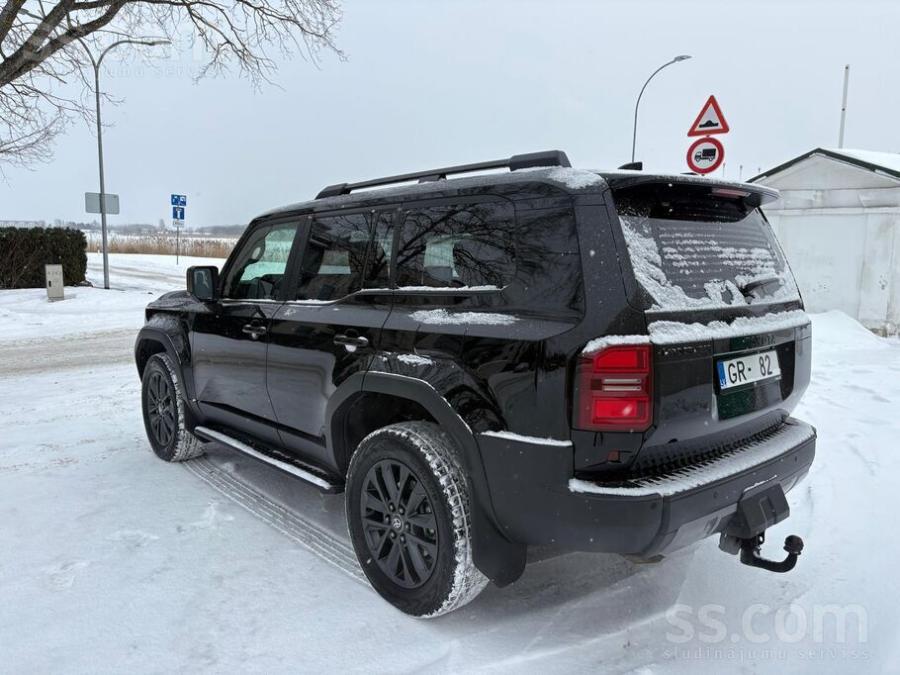 Black Toyota Land Cruiser 2025 in Riga, with an engine capacity of 2.80 L and mileage of 26 thousand km for 73500 €, photo 5 on AUTOMOTO.COM.LV