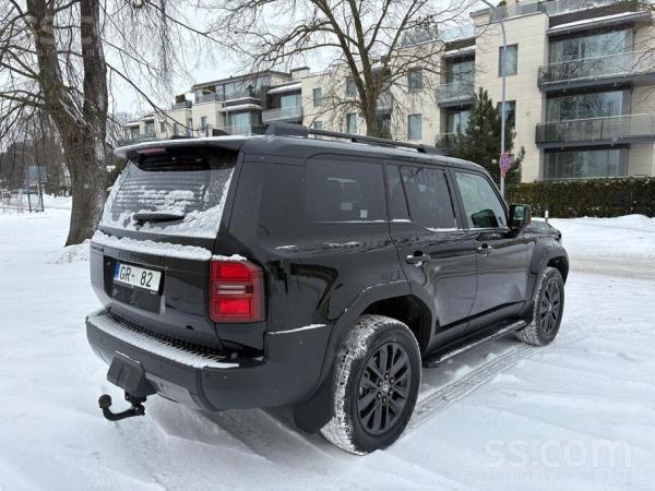 Black Toyota Land Cruiser 2025 in Riga, with an engine capacity of 2.80 L and mileage of 26 thousand km for 73500 €, photo 5 on AUTOMOTO.COM.LV