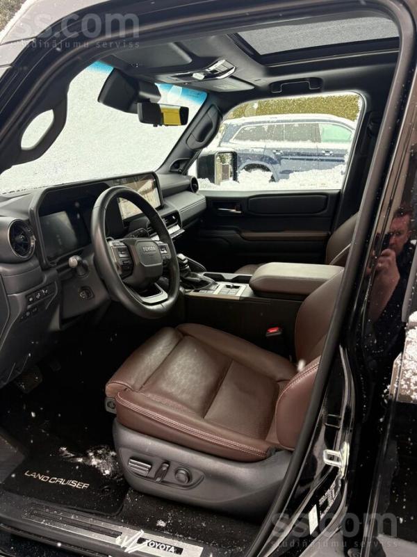 Black Toyota Land Cruiser 2025 in Riga, with an engine capacity of 2.80 L and mileage of 26 thousand km for 73500 €, photo 6 on AUTOMOTO.COM.LV