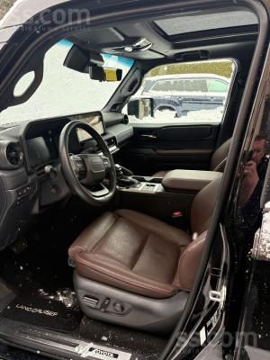 Black Toyota Land Cruiser 2025 in Riga, with an engine capacity of 2.80 L and mileage of 26 thousand km for 73500 €, photo 7 on AUTOMOTO.COM.LV