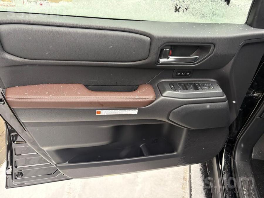 Black Toyota Land Cruiser 2025 in Riga, with an engine capacity of 2.80 L and mileage of 26 thousand km for 73500 €, photo 12 on AUTOMOTO.COM.LV
