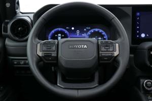 Melns Toyota Land Cruiser 2025 Viļņa, ar dzinēja tilpumu 2.76 L un nobraukumu 80 tūkst. km par 73000 €, foto 15 vietnē AUTOMOTO.COM.LV