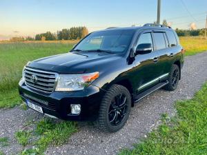 Melns Toyota Land Cruiser 2015 Kuresāre, ar dzinēja tilpumu 4.50 L un nobraukumu 213 tūkst. km par 49900 €, foto  vietnē AUTOMOTO.COM.LV
