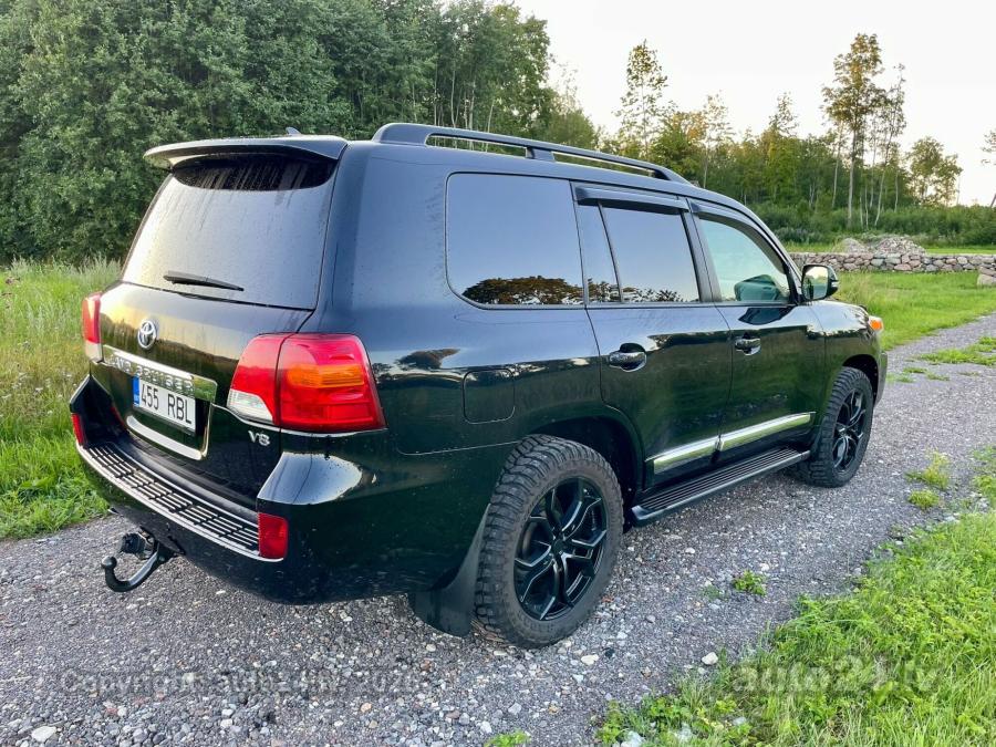 Melns Toyota Land Cruiser 2015 Kuresāre, ar dzinēja tilpumu 4.50 L un nobraukumu 213 tūkst. km par 49900 €, foto 4 vietnē AUTOMOTO.COM.LV