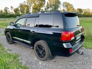 Melns Toyota Land Cruiser 2015 Kuresāre, ar dzinēja tilpumu 4.50 L un nobraukumu 213 tūkst. km par 49900 €, foto 5 vietnē AUTOMOTO.COM.LV