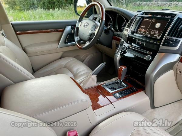 Melns Toyota Land Cruiser 2015 Kuresāre, ar dzinēja tilpumu 4.50 L un nobraukumu 213 tūkst. km par 49900 €, foto 8 vietnē AUTOMOTO.COM.LV
