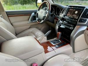 Melns Toyota Land Cruiser 2015 Kuresāre, ar dzinēja tilpumu 4.50 L un nobraukumu 213 tūkst. km par 49900 €, foto 9 vietnē AUTOMOTO.COM.LV