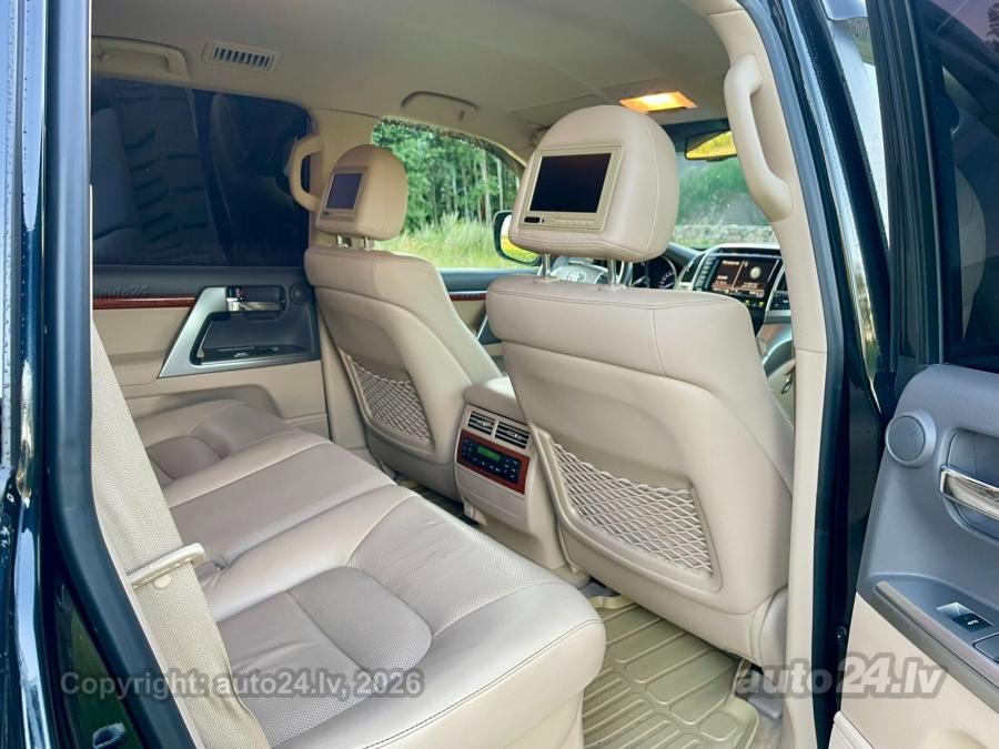 Melns Toyota Land Cruiser 2015 Kuresāre, ar dzinēja tilpumu 4.50 L un nobraukumu 213 tūkst. km par 49900 €, foto 10 vietnē AUTOMOTO.COM.LV