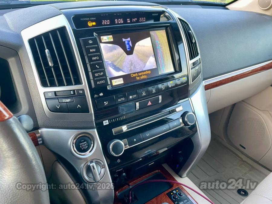 Melns Toyota Land Cruiser 2015 Kuresāre, ar dzinēja tilpumu 4.50 L un nobraukumu 213 tūkst. km par 49900 €, foto 12 vietnē AUTOMOTO.COM.LV
