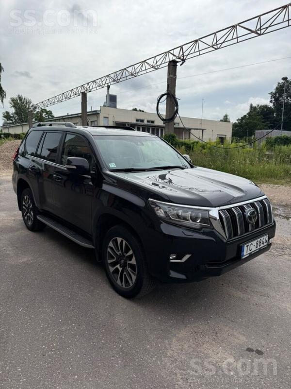 Melns Toyota Land Cruiser 2022 Rīga, ar dzinēja tilpumu 2.80 L un nobraukumu 50 tūkst. km par 52500 €, foto 1 vietnē AUTOMOTO.COM.LV
