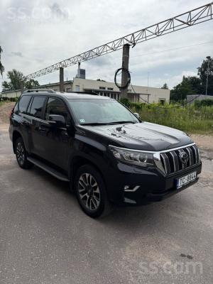 Melns Toyota Land Cruiser 2022 Rīga, ar dzinēja tilpumu 2.80 L un nobraukumu 50 tūkst. km par 52500 €, foto  vietnē AUTOMOTO.COM.LV